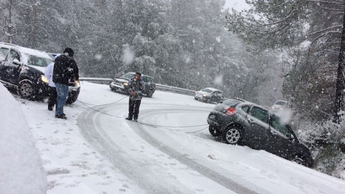 Amoncellement de neige: la RN 37 reliant Blida à Chréa partiellement ...