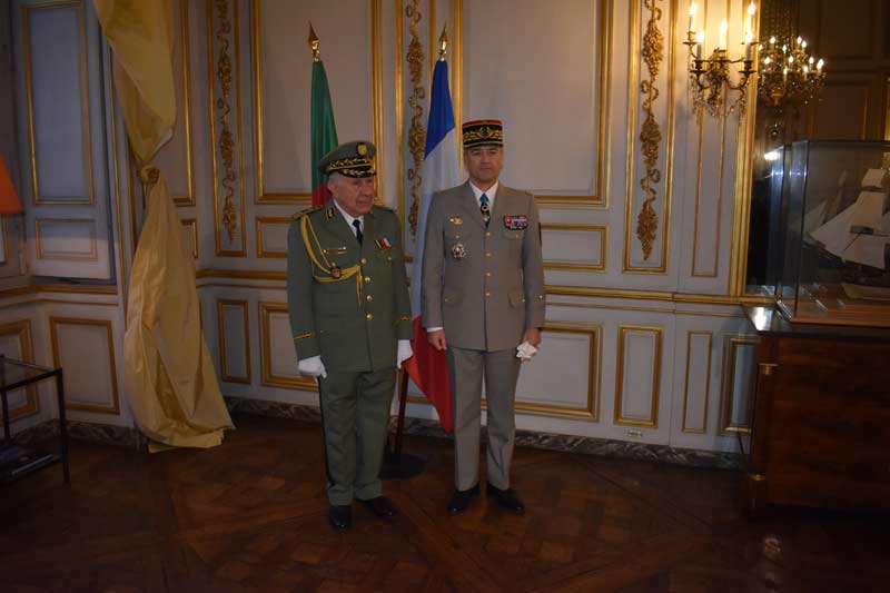 Le Général d’armée Saïd Chanegriha s’entretient avec le Chef d'Etat ...