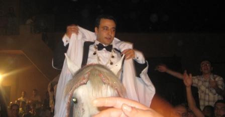 الشاب أنور يدخل ''القفص الذهبي'' على وقع ''وان تو ثري فيفا لالجيري ...