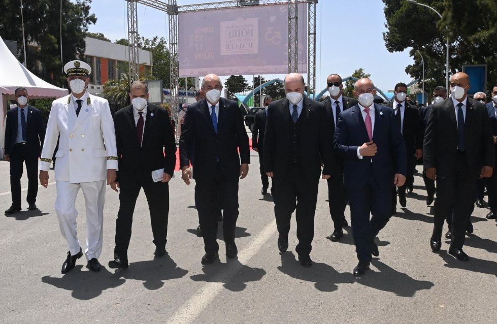 الرئيس تبون يدعو إلى تكثيف التعاون بين رجال الأعمال الجزائريين