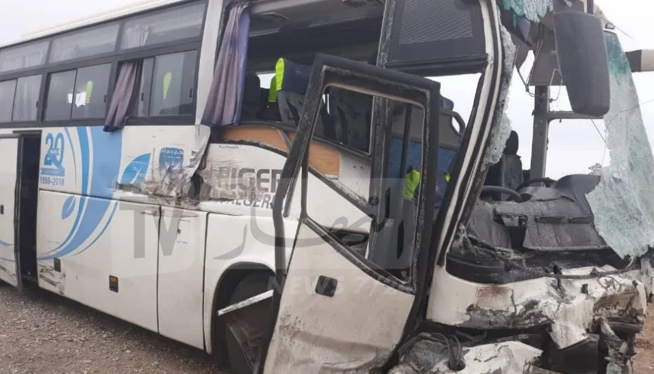 النعامة قتيلان و17 جريحا في اصطدام بين حافلة لنقل المسافرين وسيارة