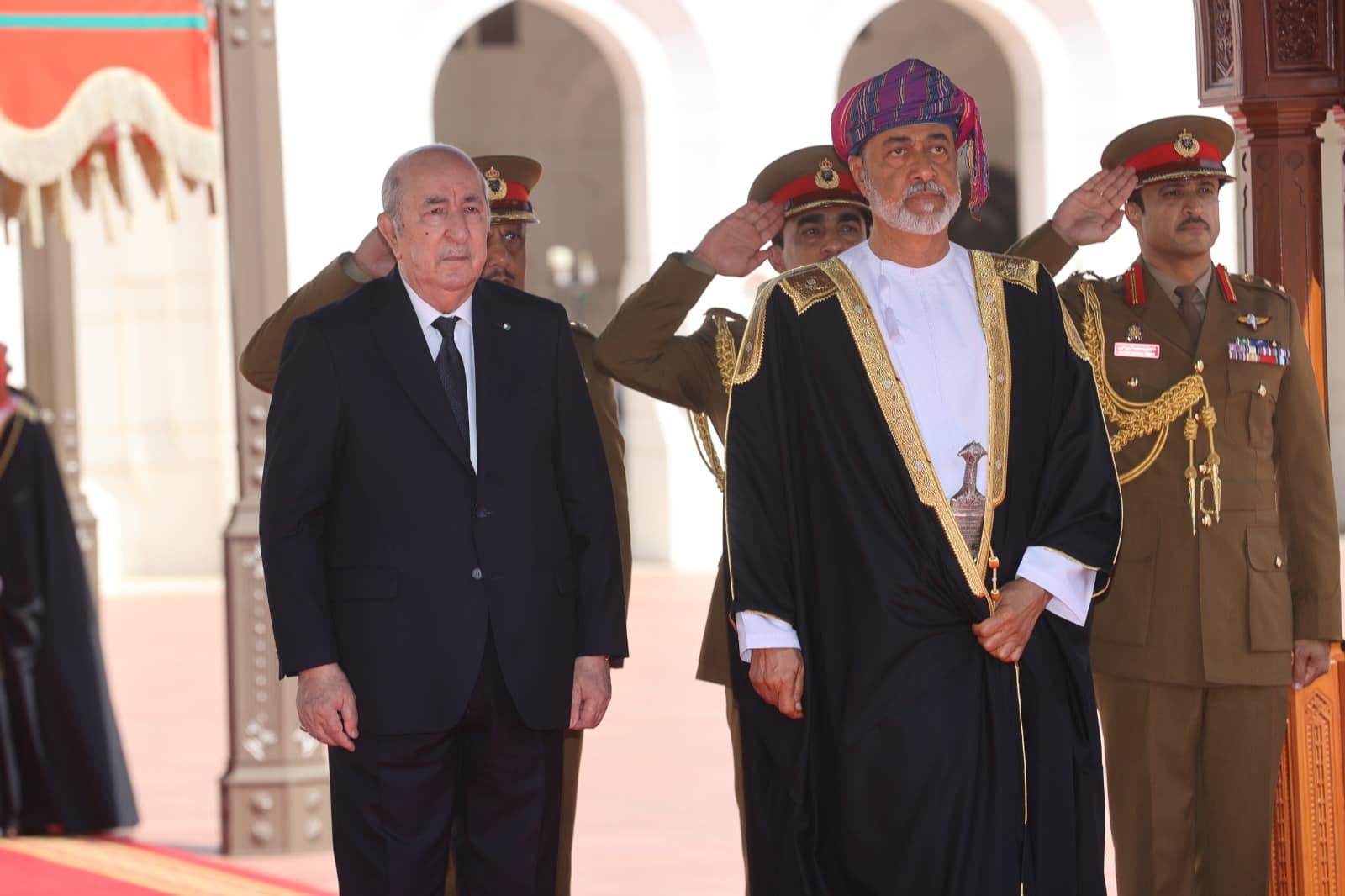 رئيس الجمهورية يمنح وسام "الأثير" لسلطان سلطة عُمان – النهار أونلاين
